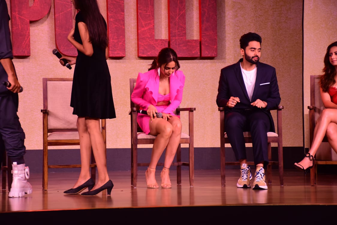 Rakul Preet found it difficult to sit on a chair in front of a crowd of ...