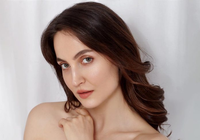 Elli Avram stunned wearing a two-piece on the beach, showed a very bo ...