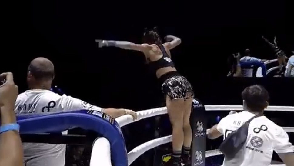 Female boxer lost consciousness in the joy of victory, showed her ...