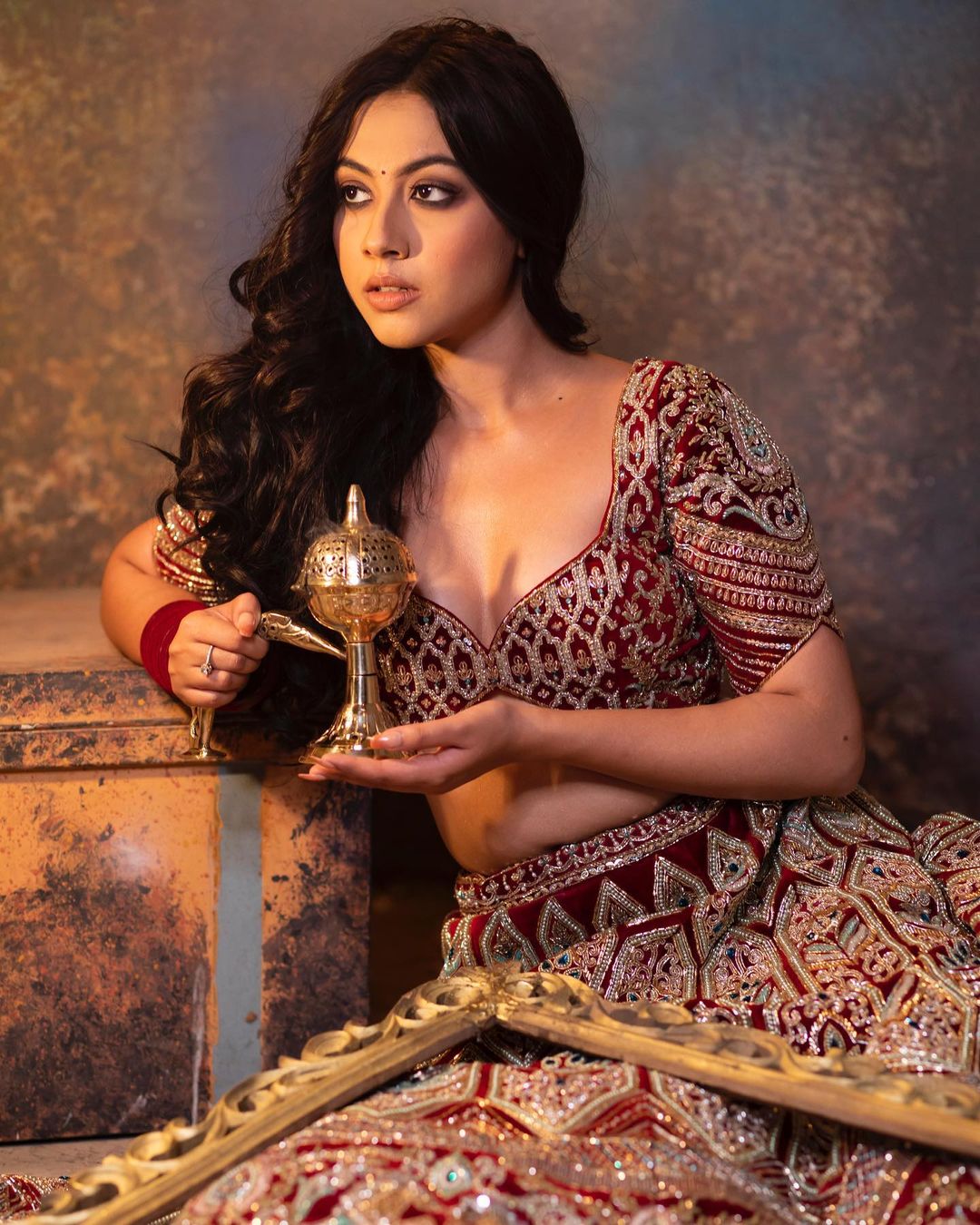 Reem Sheikh did a bo*ld photoshoot in front of the camera wearing a lehenga deepneck choli at ...