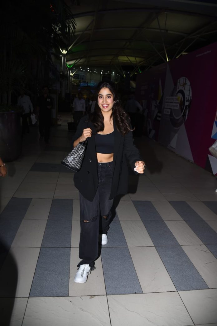 Jahnavi Kapoor came out in black hot style late at night, these ...