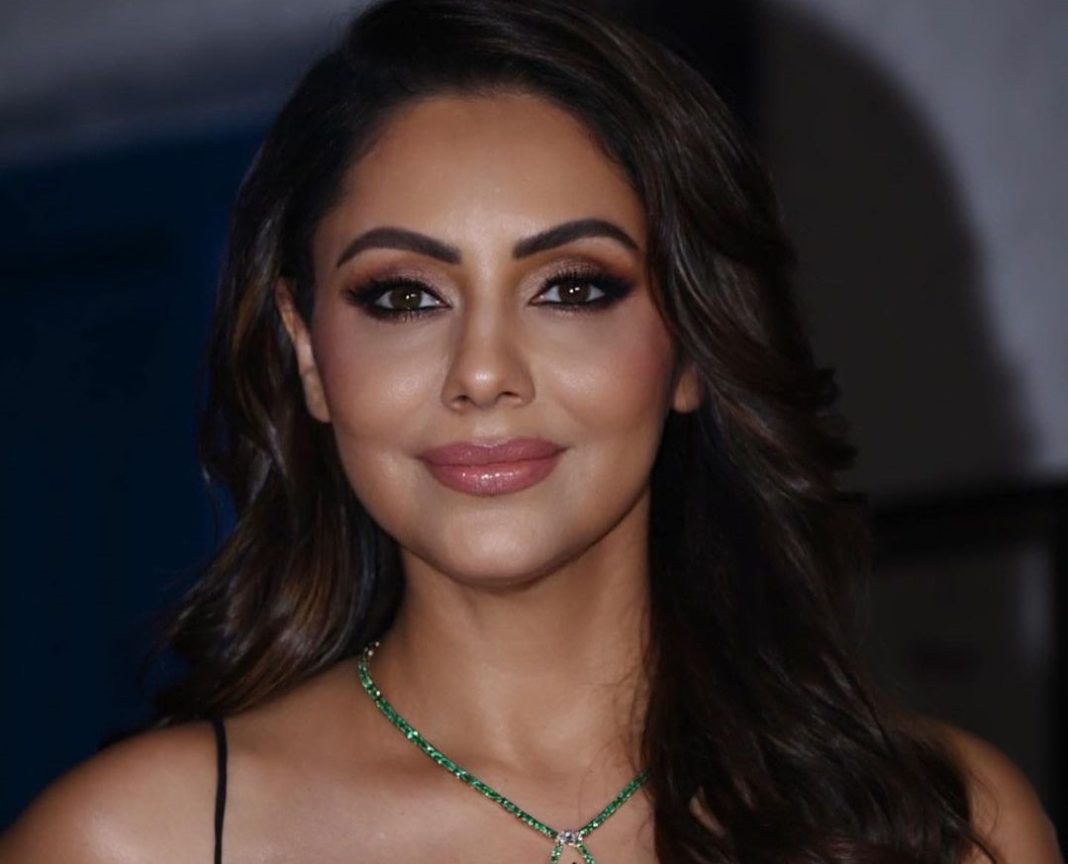 Gauri Khan shared bo*ld pictures wearing a deep neckline dress at the ...