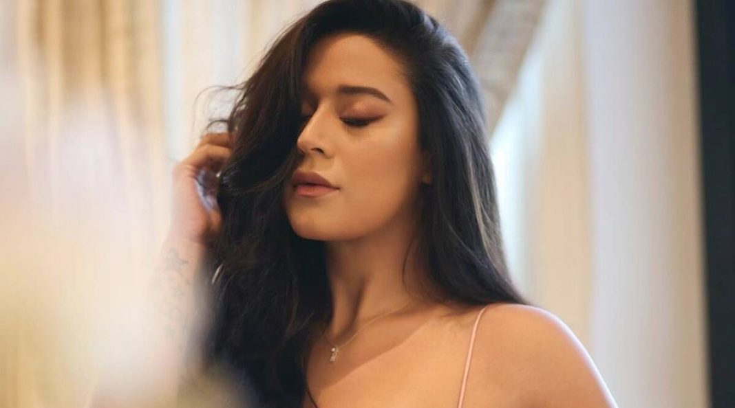 Jackie shroff daughter krishna shroff wear weird revealing dress to ...