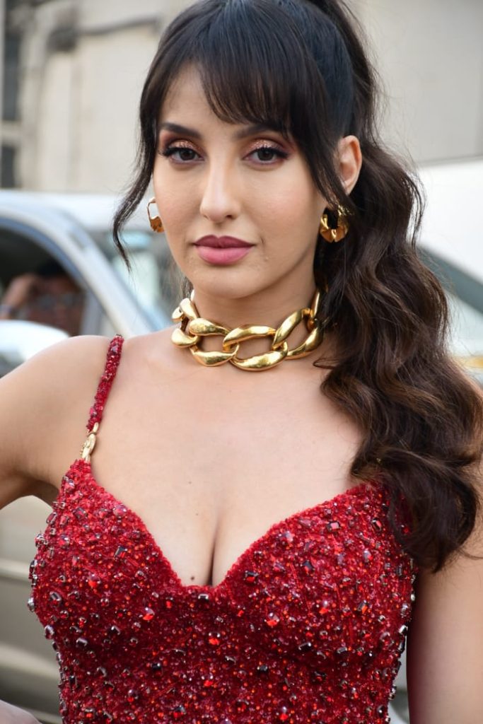 Nora Fatehi showed hotness wearing a very bo*ld dress, people did not understand, look up or ...