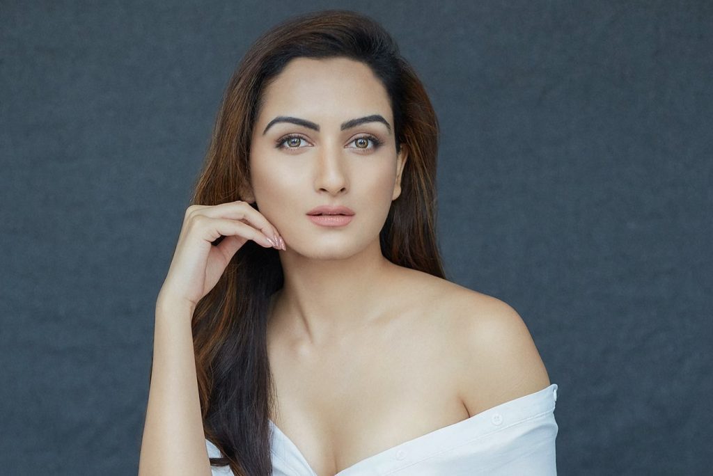 Actress Zara Yesmin showed bo*ld steps in the song ‘Honthon Pe Bas Tera Naam Hai’, the video ...