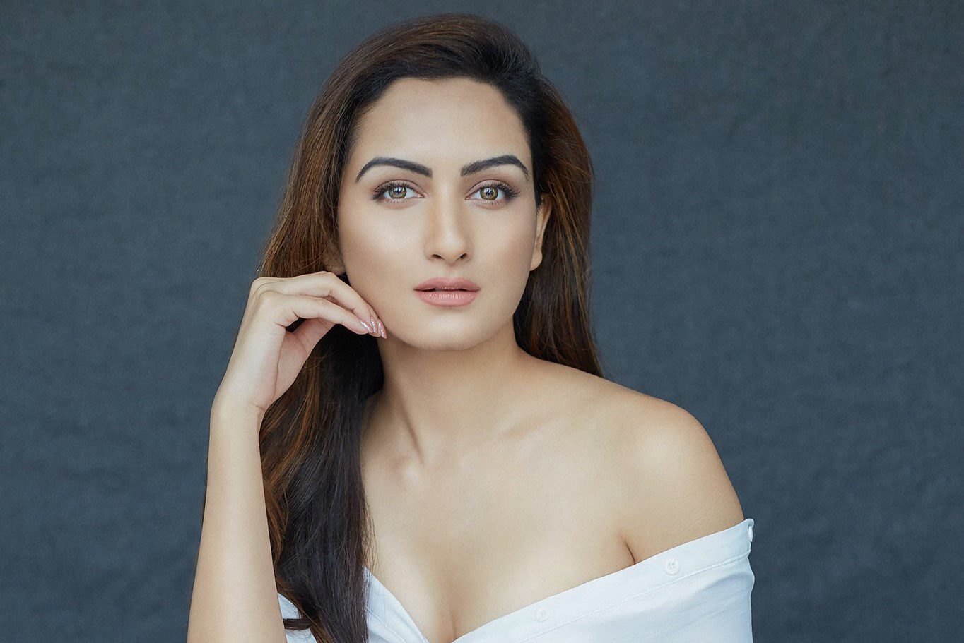 Actress Zara Yesmin showed bo*ld steps in the song ‘Honthon Pe Bas Tera ... Actress Zara Yesmin showed bo*ld steps in the song ‘Honthon Pe Bas Tera ...