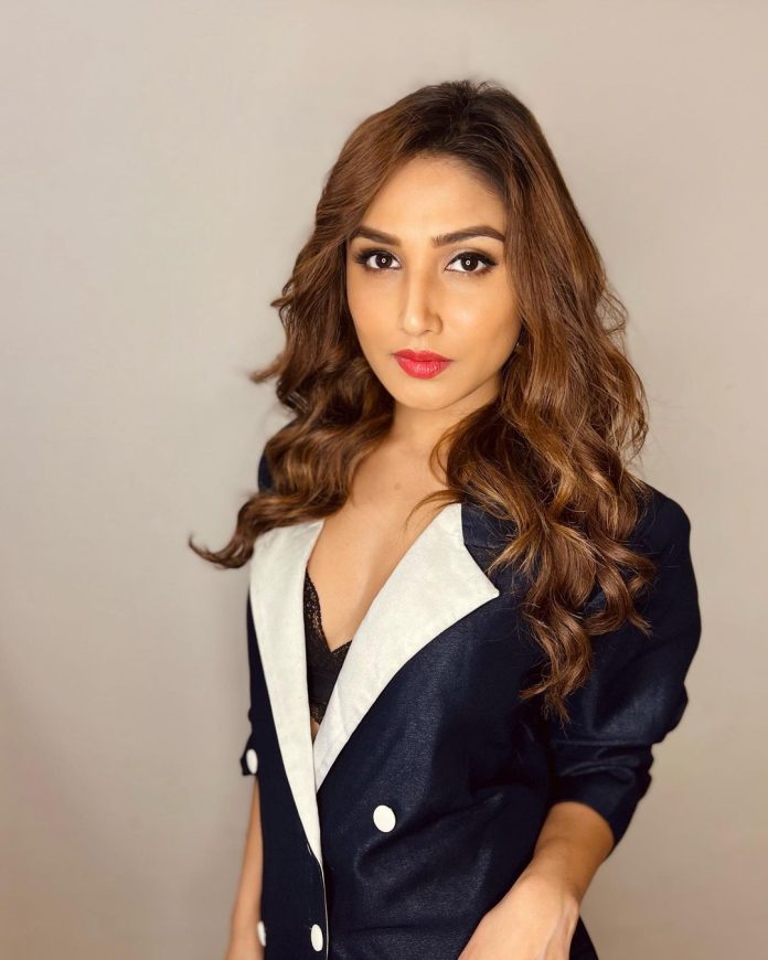 Donal Bisht showed bra wearing a blue outfit, shared the photo and said ...