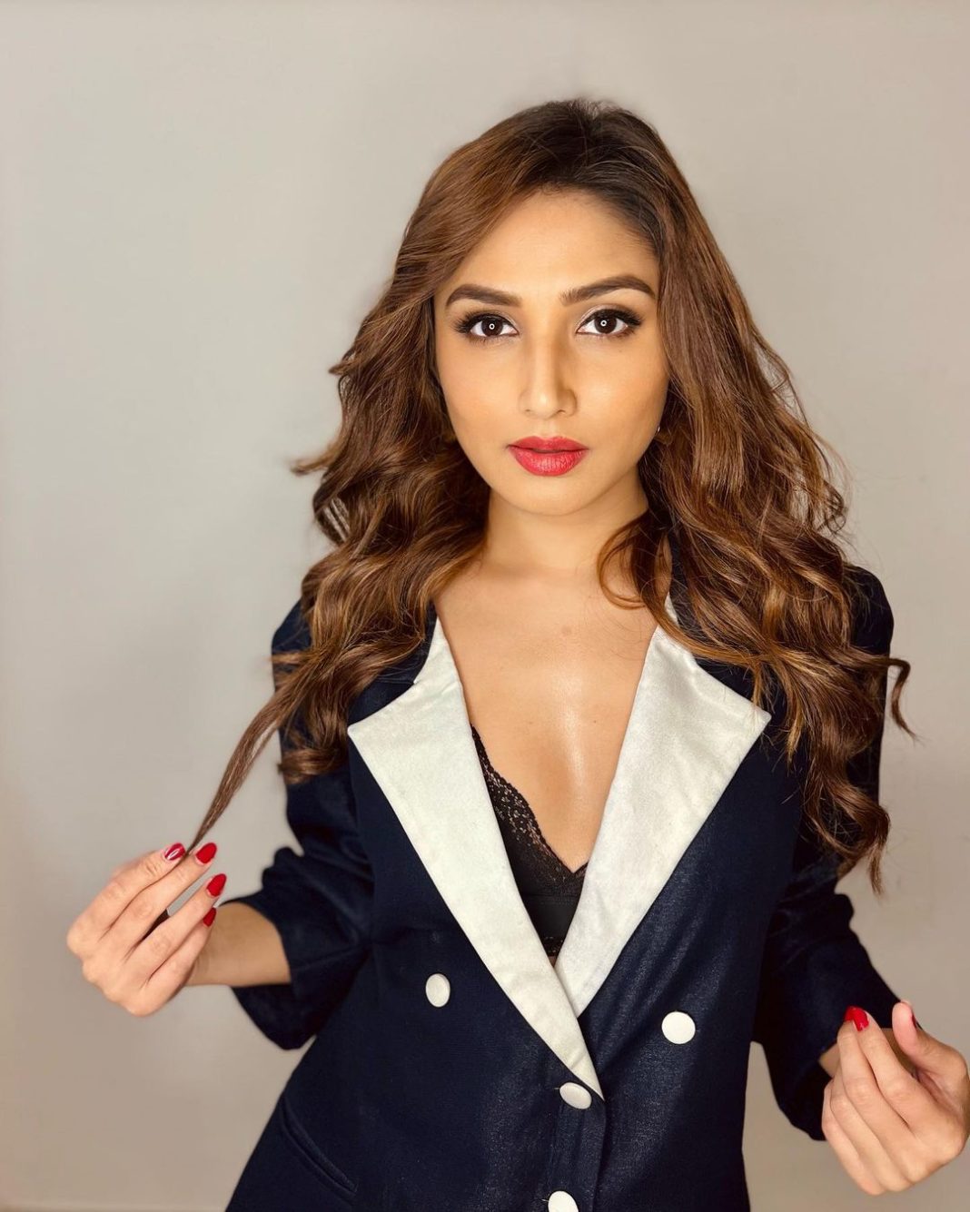 Donal Bisht showed bra wearing a blue outfit, shared the photo and said ...