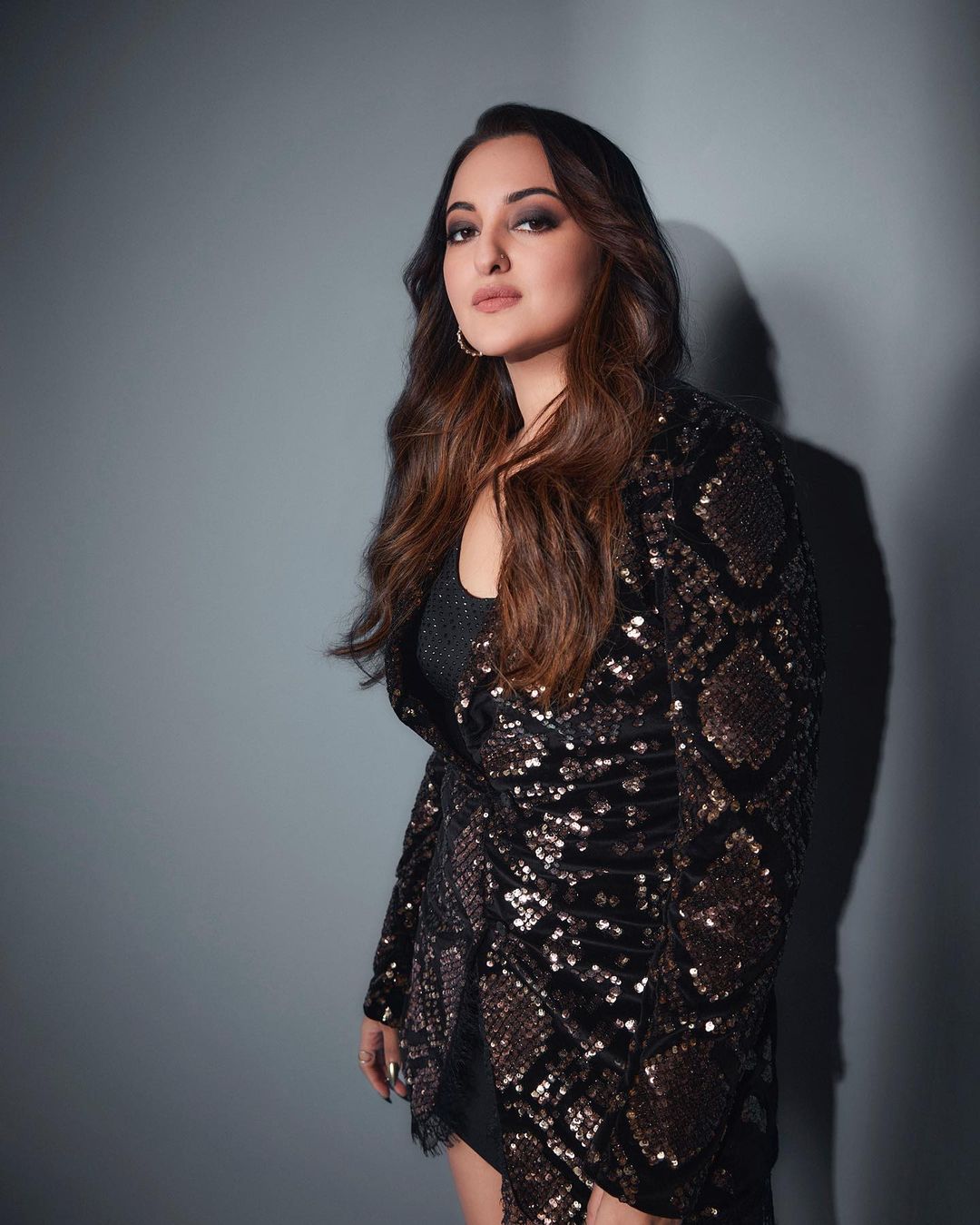 Sonakshi Sinha made a bo*ld photodoot in a black short dress, seeing ...
