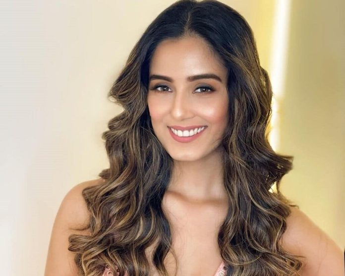 Srishti Rode crossed the limits of bo*ldness, showed style in deep neck ...