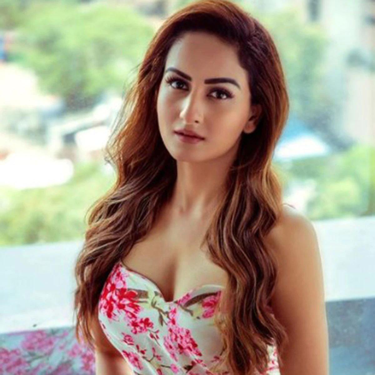Actress Zara Yesmin showed bo*ld steps in the song ‘Honthon Pe Bas Tera ... Actress Zara Yesmin showed bo*ld steps in the song ‘Honthon Pe Bas Tera ...