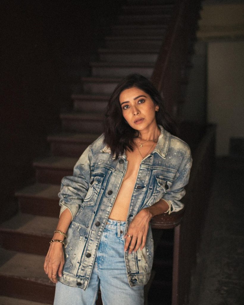 Asha Negi opened all the buttons of the jacket, shared such pictures ...