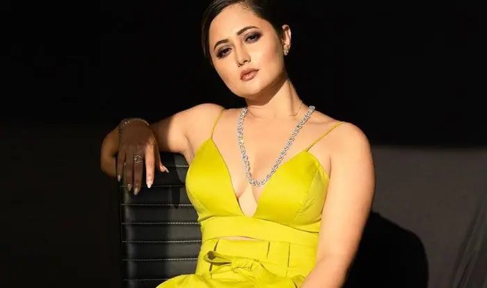 Rashmi Desai flaunted her bo*ld figure wearing a black bralette top ...