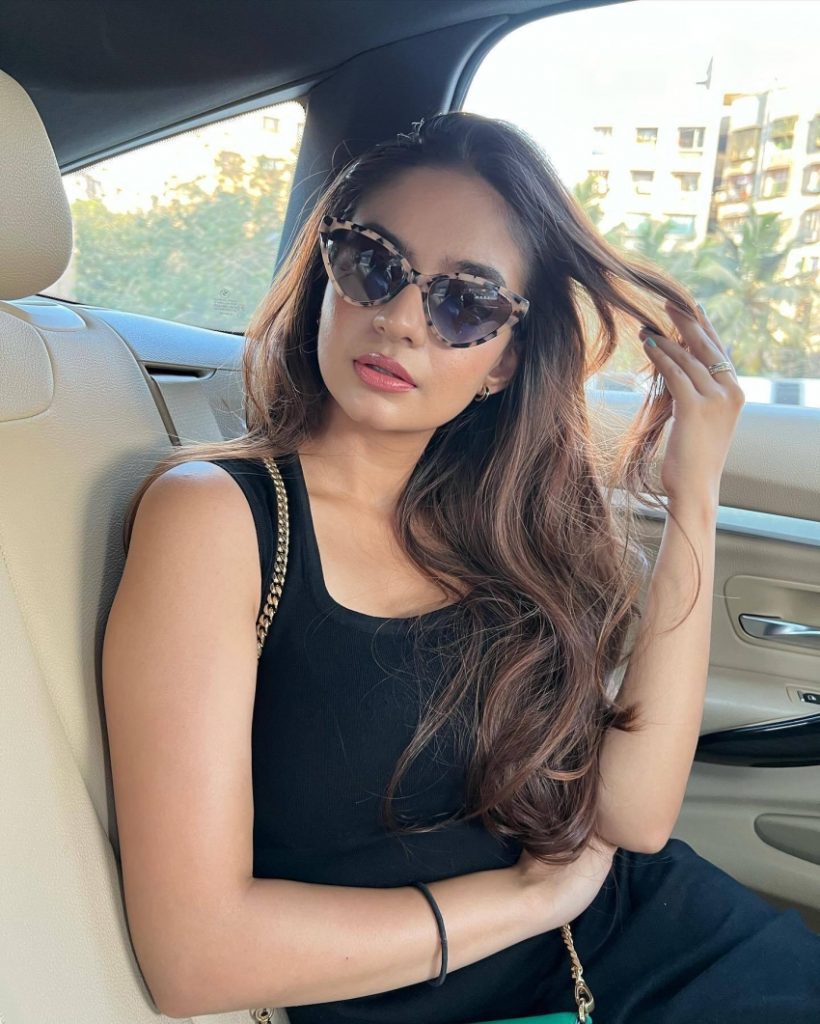 Anushka Sen poses hot in the car, the actress made crazy in a small ...