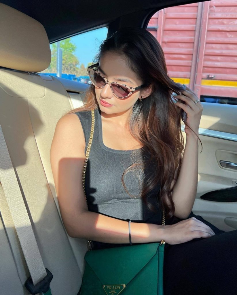 Anushka Sen poses hot in the car, the actress made crazy in a small ...