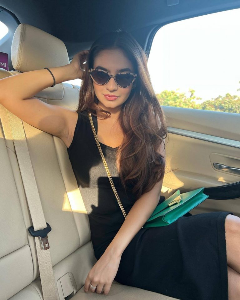 Anushka Sen poses hot in the car, the actress made crazy in a small ...