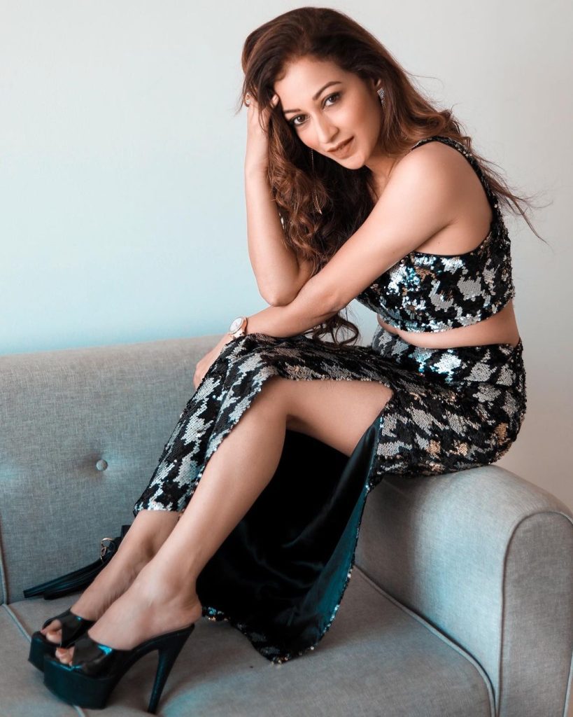 ‘Taarak Mehta’s Anjali Bhabhi aka Sunaina Faujdar showed s*xy and hot figure in a black mini ...