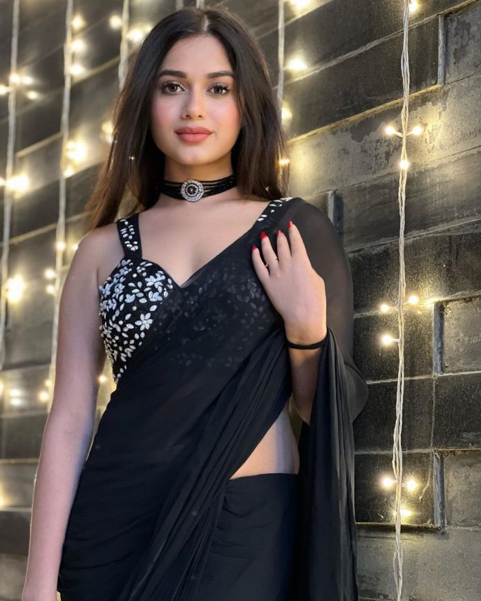 Jannat Zubair did such a photoshoot by opening the chain of her jacket ...