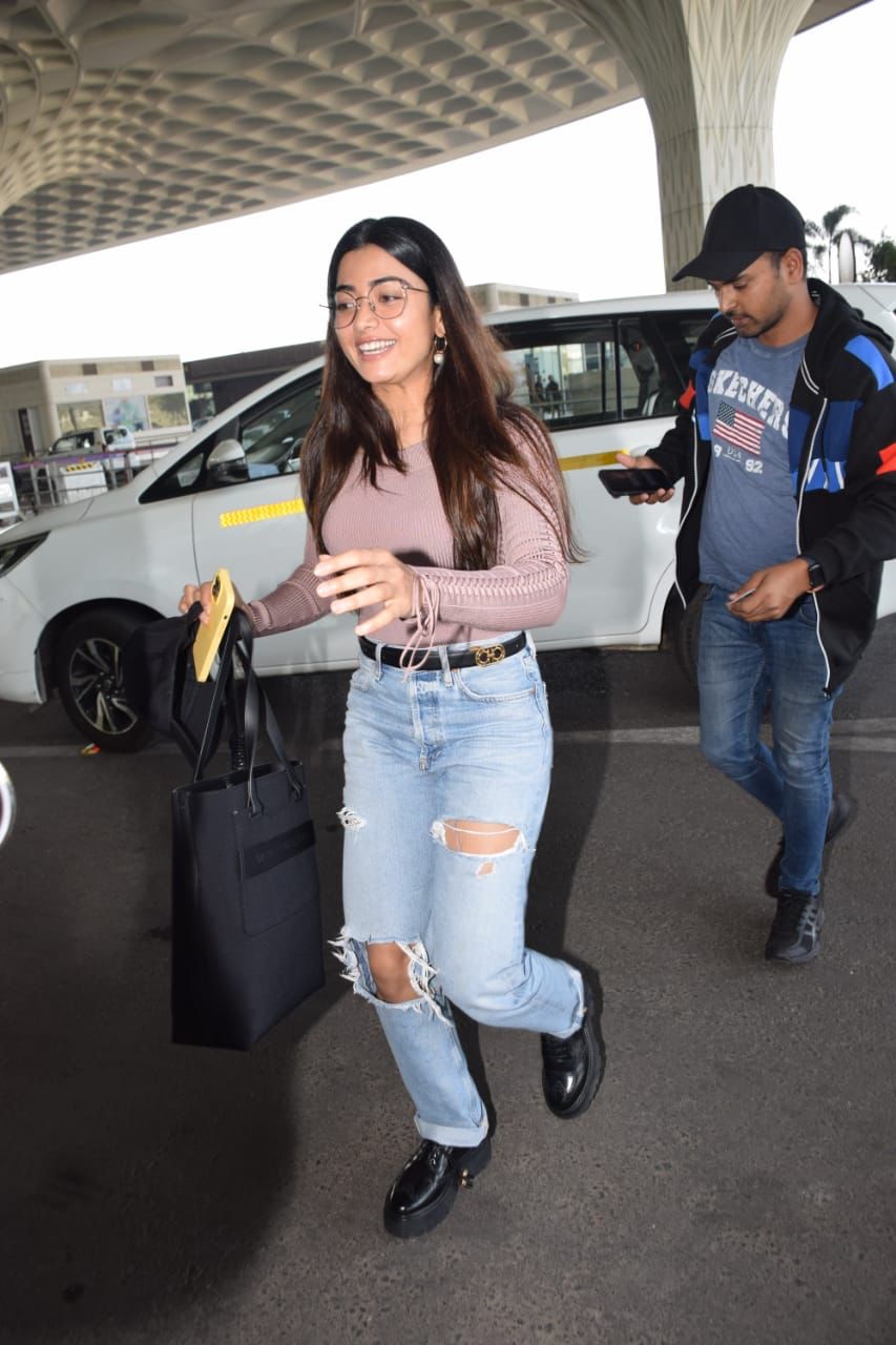 Actress Rashmika Mandanna spotted wearing torn jeans tight top at ...