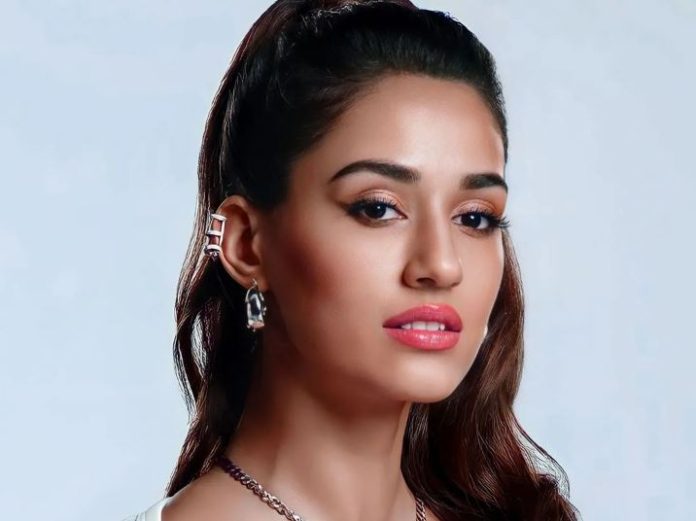 Disha Patani showed bo*ld style in bikini blouse with saree, fans went ...