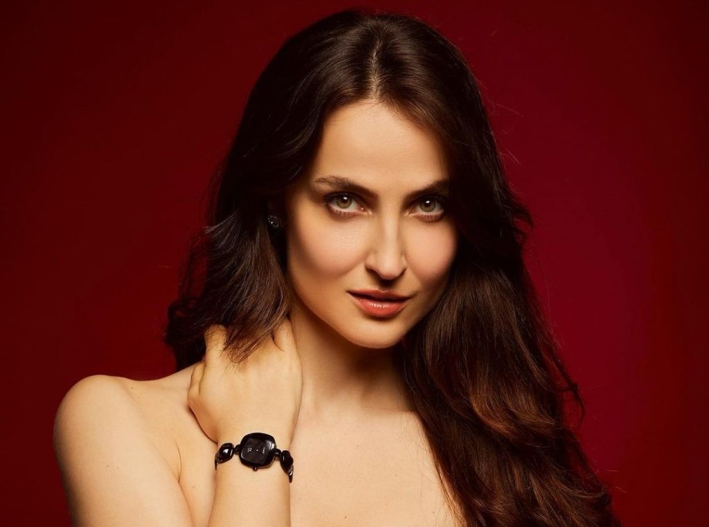 Actress Elli Avram went braless and did a bo*ld photoshoot in front ...