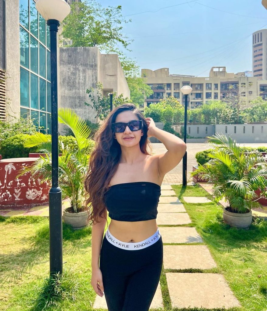 Anushka Sen showed curvy figure in black tube top, gave bo*ld pose at ...