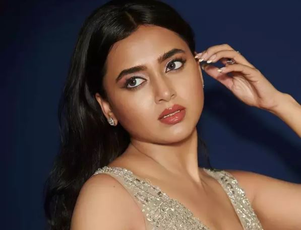 Tejaswi Prakash did a photoshoot in a very tight bodycon dress ...
