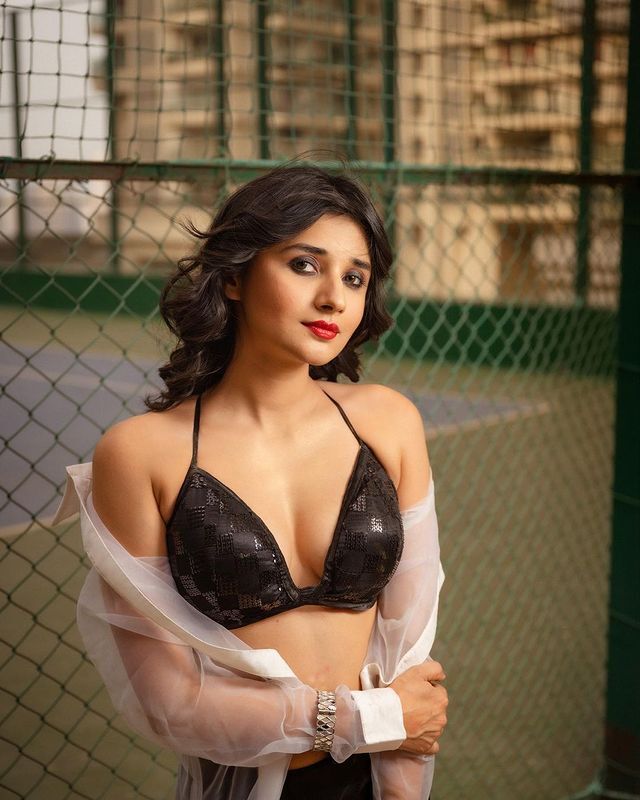 Kanika Mann did a bo*ld photoshoot in front of the camera in an open shirt; Internet temperature ...