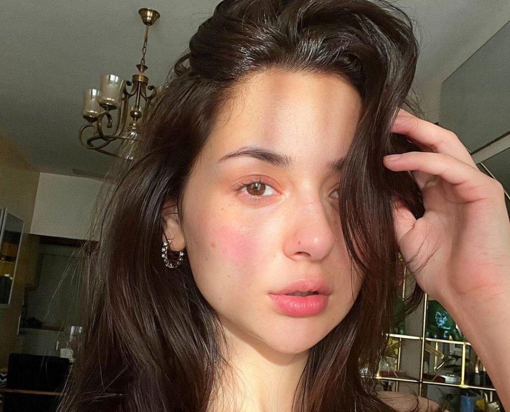 Pakistani actress Haniya Aamir shared hot pictures in bold red lips and ...