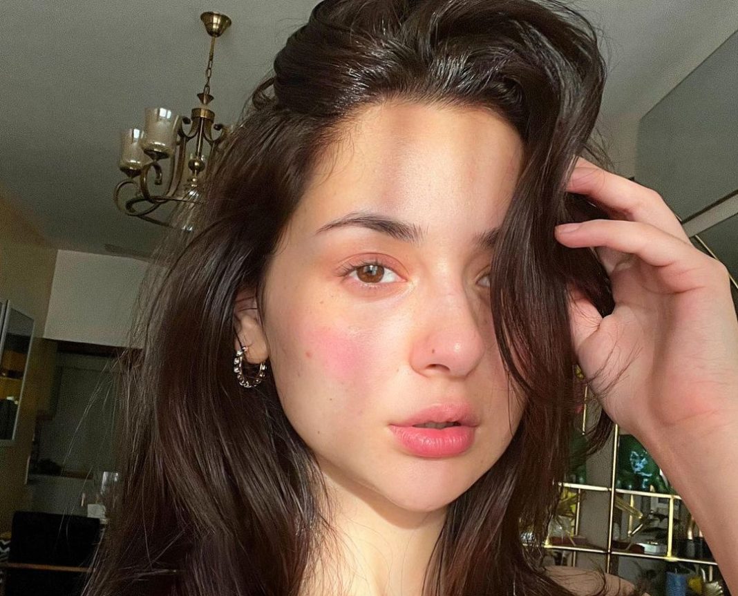 Pakistani actress Haniya Aamir shared hot pictures in bold red lips and ...