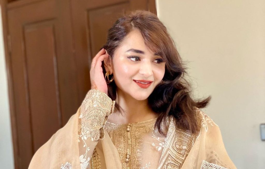 Pakistani actress Yumna Zaidi looked very hot in an embroidered saree ...