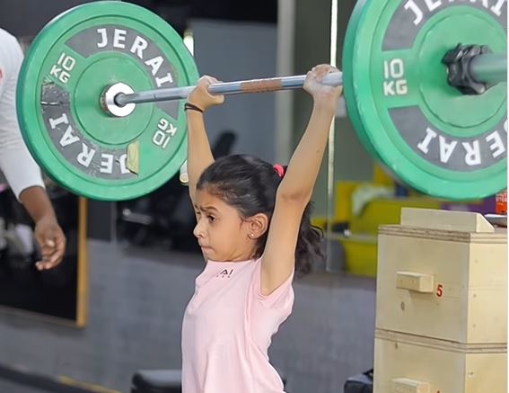 Viral Video: This eight-year-old girl lifted 60 kg; People were stunned ...