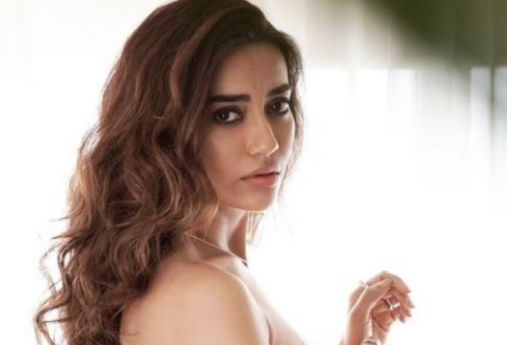 Surbhi Jyoti crossed all limits by wearing a bikini, at the age of 35 showed sexy looks on the ...