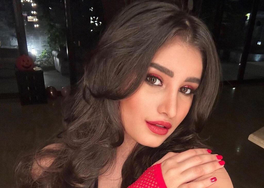 Rasha Thadani was seen raising the heat on the sand without pants, the ...