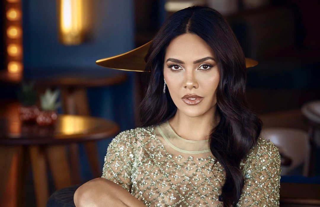 Esha Gupta Oops Moment Esha Gupta Becomes Victim Of Oops Moment In Braless Dress Watch Video