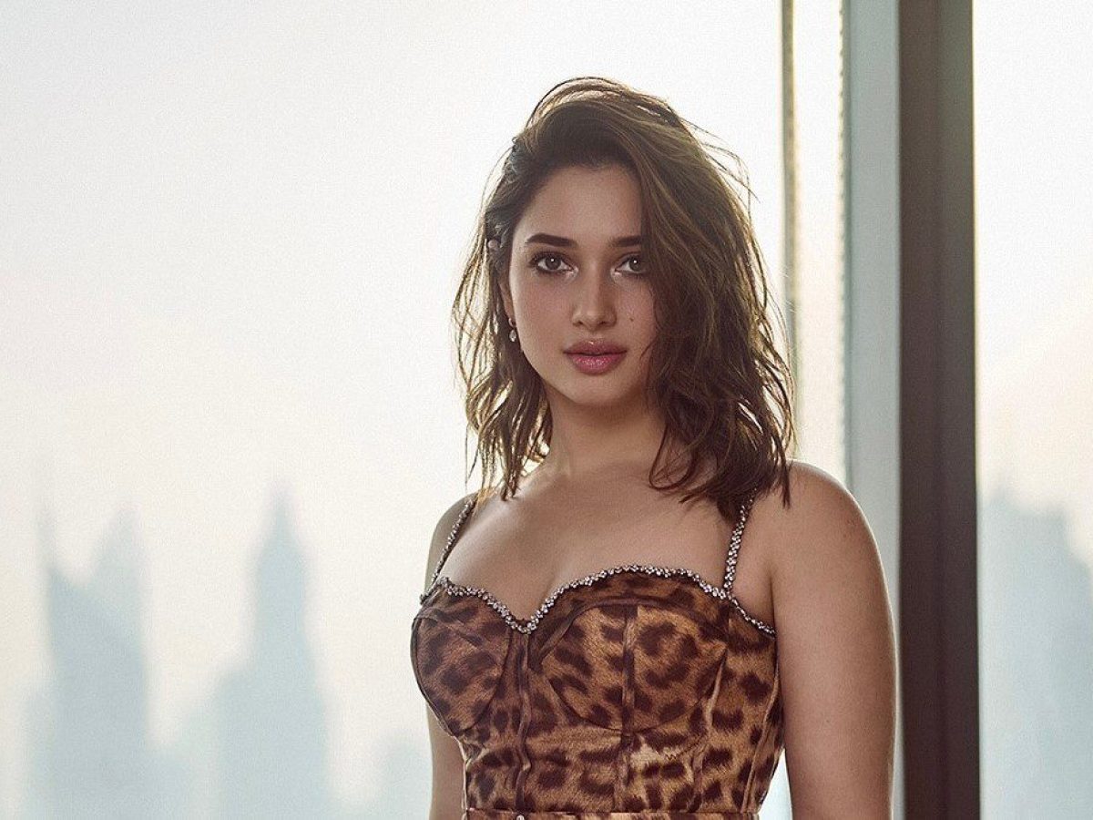 Tamanna Bhatia Quente Em Rebelde Raashii Khanna Tamannaah Bhatia's