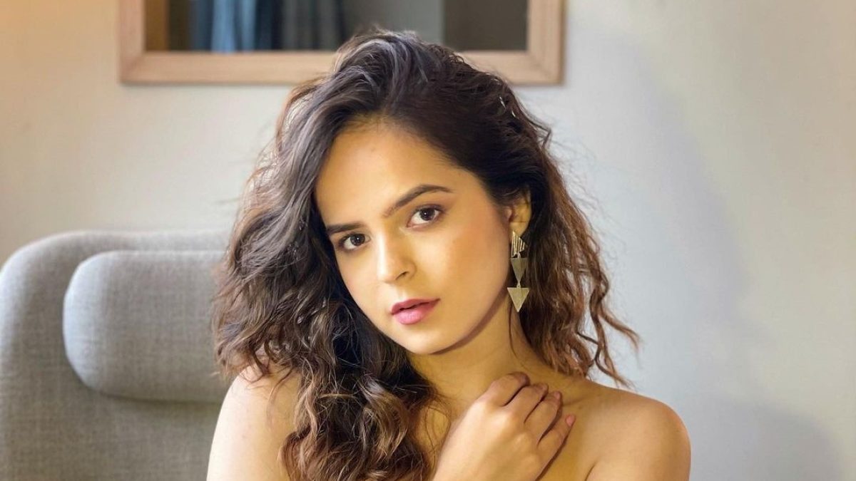 Tarak Mehta’s ‘Sonu’ unbuttons her shirt and gives a bold pose in a ...