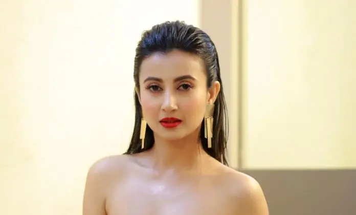 Bengali TV actress Monami Ghosh’s hot pictures went viral in black ...